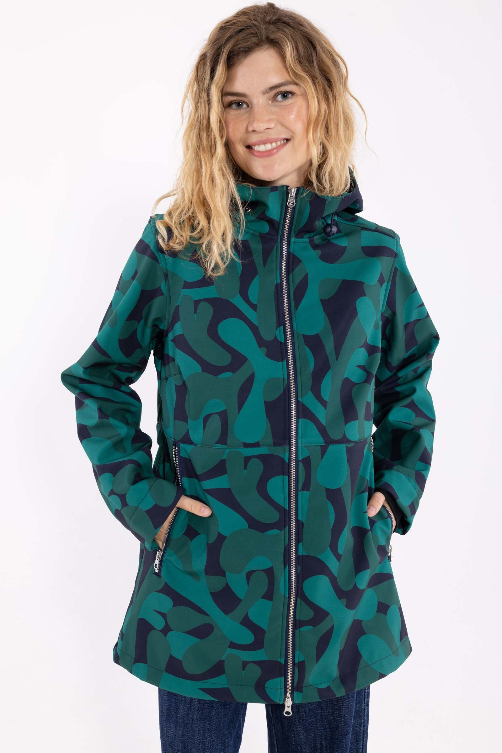 Practical jacket for women in blue and green pattern. Shop Danefæ here!