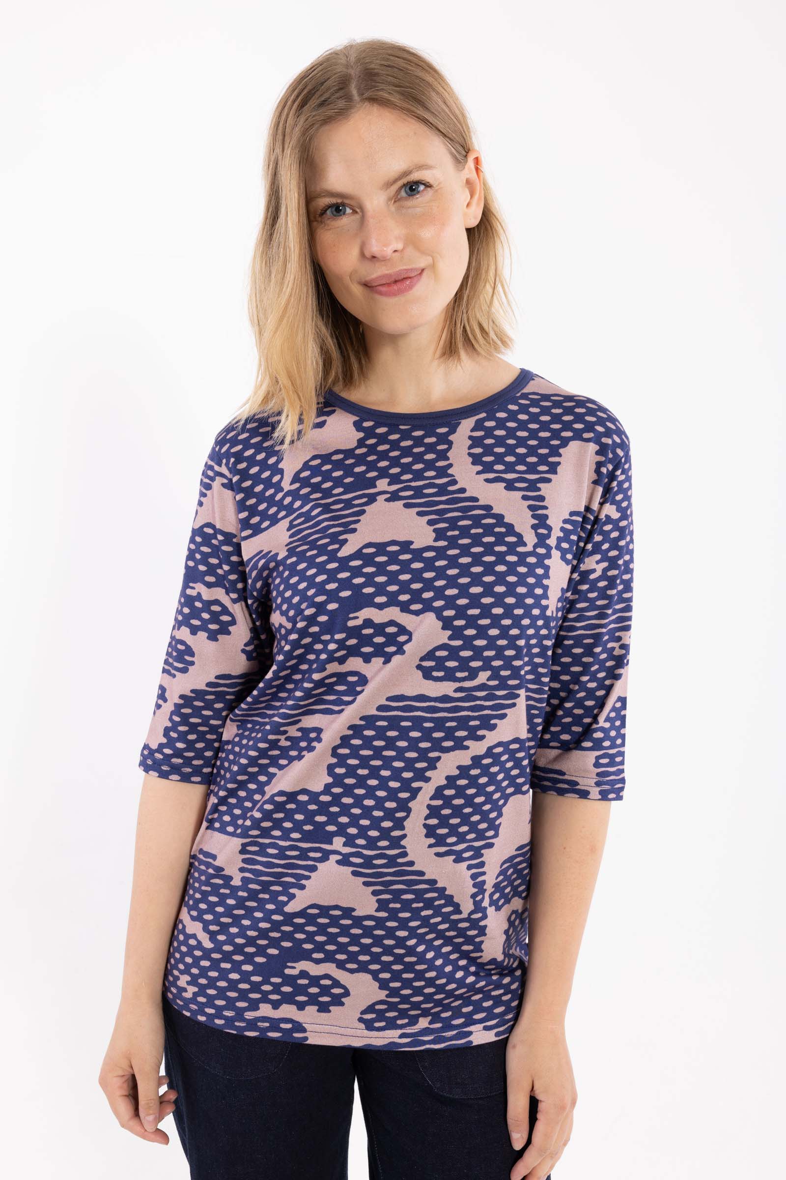 Lovely t-shirt with a pattern in dark blue and dusty pink. Shop Danefæ ...